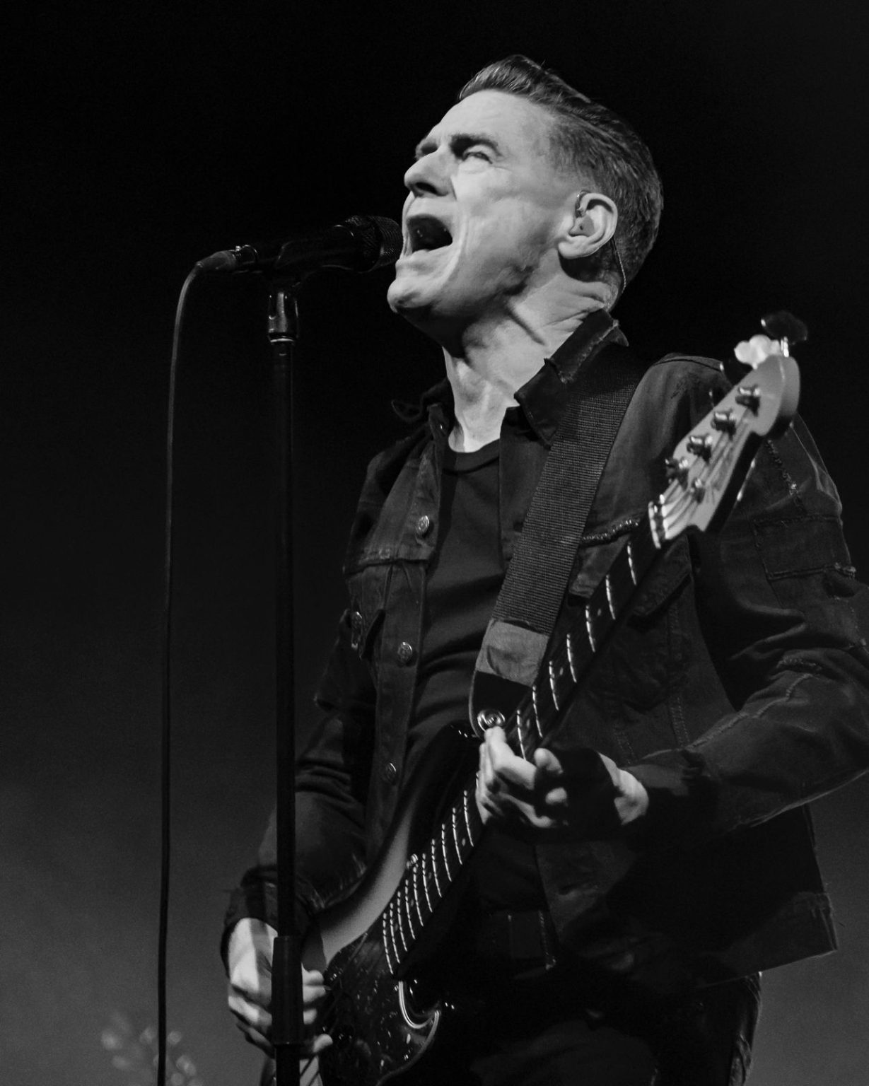 Bryan Adams noquea la nostalgia en la Arena CDMX con su “Roll With The ...